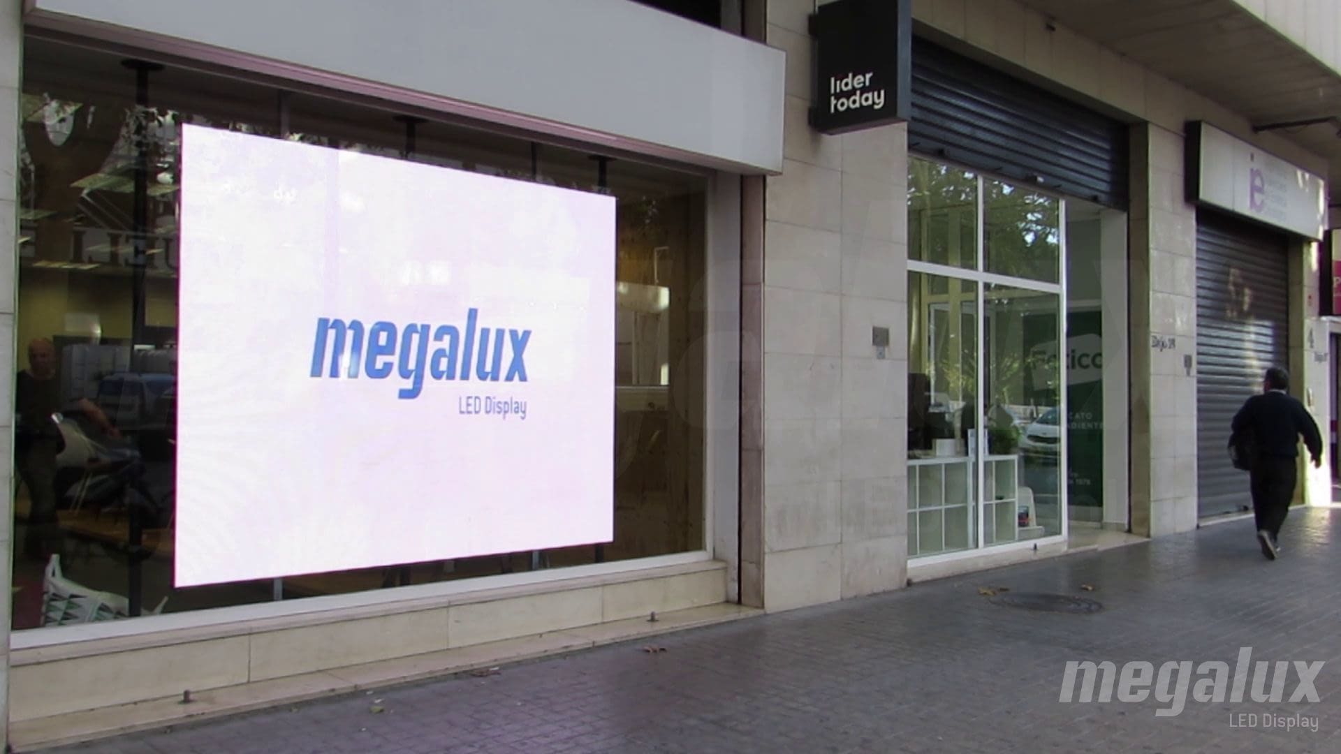 🥇 La agencia inmobiliaria Líder Today luce pantalla LED publicitaria ...